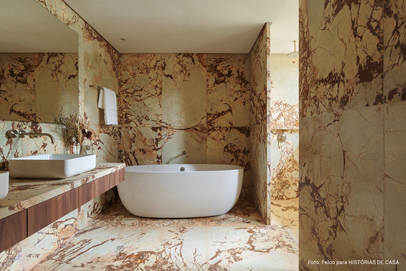 Decoração acolhedora em projeto de Isay Weinfeld | Histórias de Casa