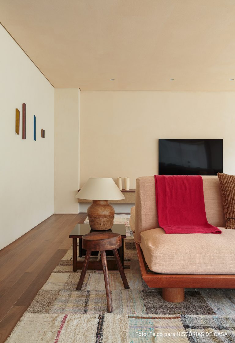 Decoração acolhedora em projeto de Isay Weinfeld | Histórias de Casa