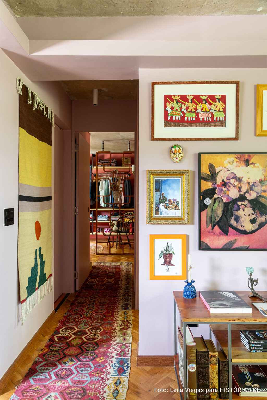 Apartamento maximalista em Brasília inspirado em Almodóvar